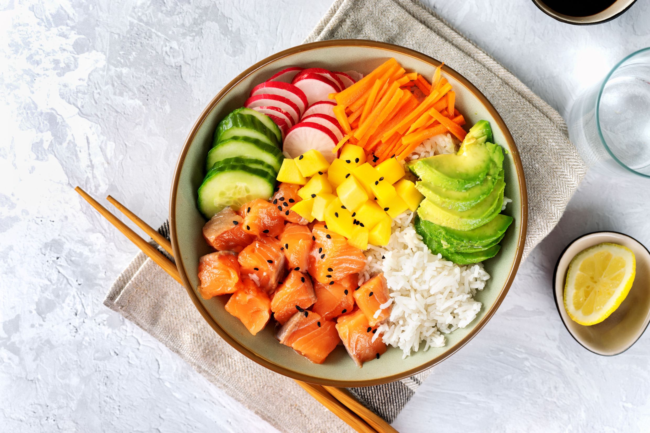 Sommerliche Bowl mit Lachs